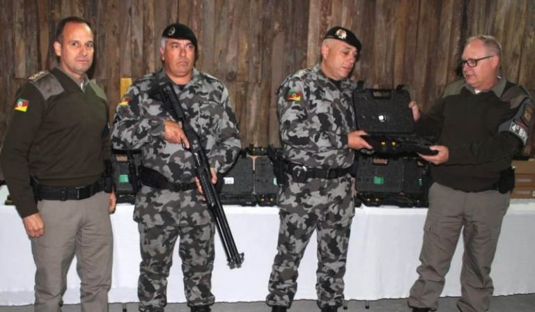 4º BPM : Força Tática completa 45 anos e recebe armamento | Diário da Manhã